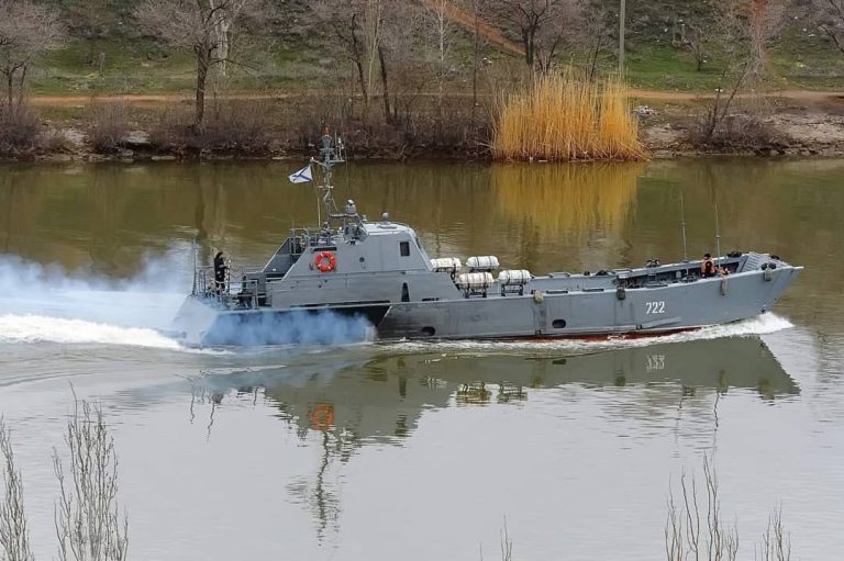 Ukrainian servicemen destroyed the Russian Serna-class landing vessel ...