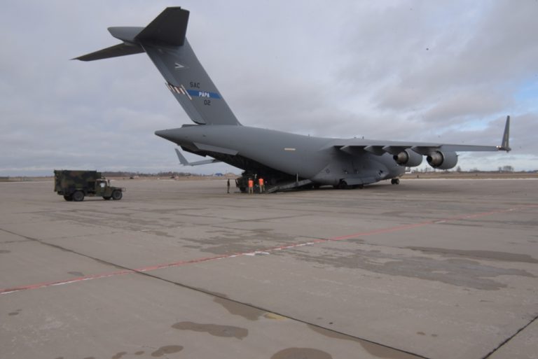 Lithuania handed over to Ukraine HMMWV and body armor - Militarnyi