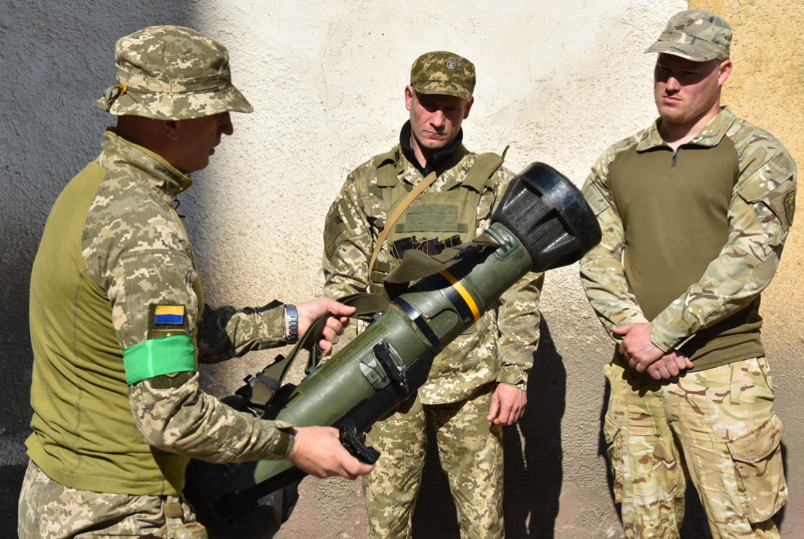 Ukrainian defenders continue to master the NLAW anti-tank systems ...