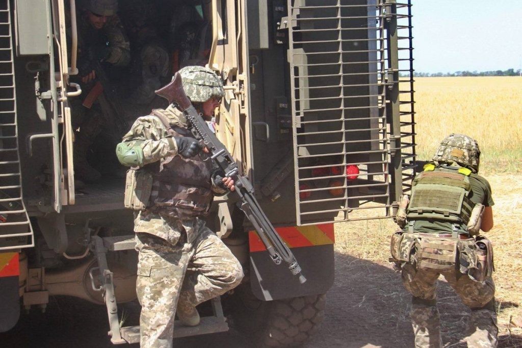 Ukrainian Marines start training with British Mastiff armored vehicles ...