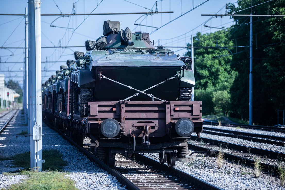 Slovenia handed over 35 M80A infantry fighting vehicles to Ukraine ...