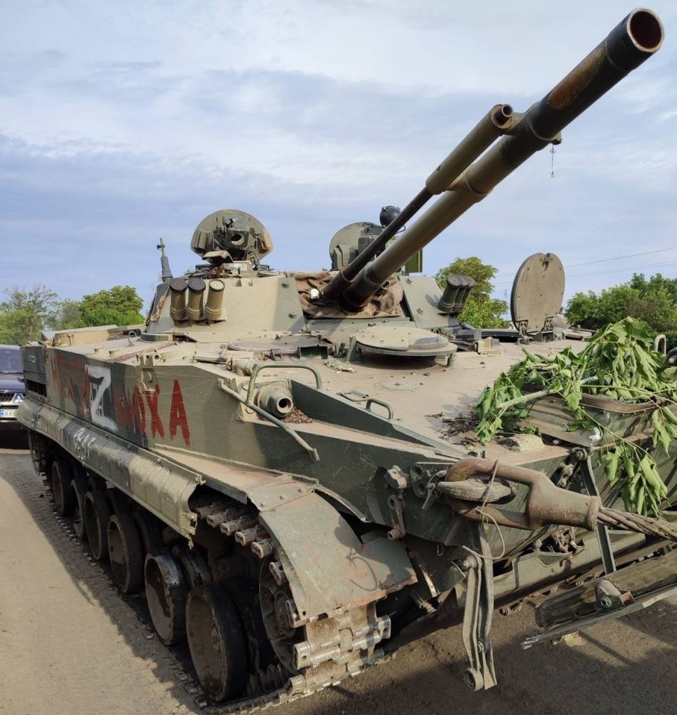 The Ukrainian servicemen captured a "grand" BTR-82A and a T-72 tank near Izium - Militarnyi