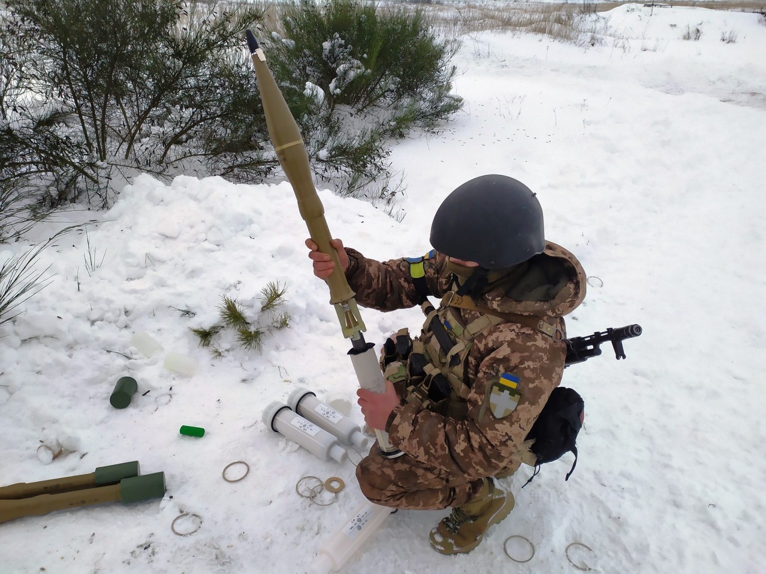 Territorial Defense units armed with Bulgarian ATGL-H recoilless guns ...
