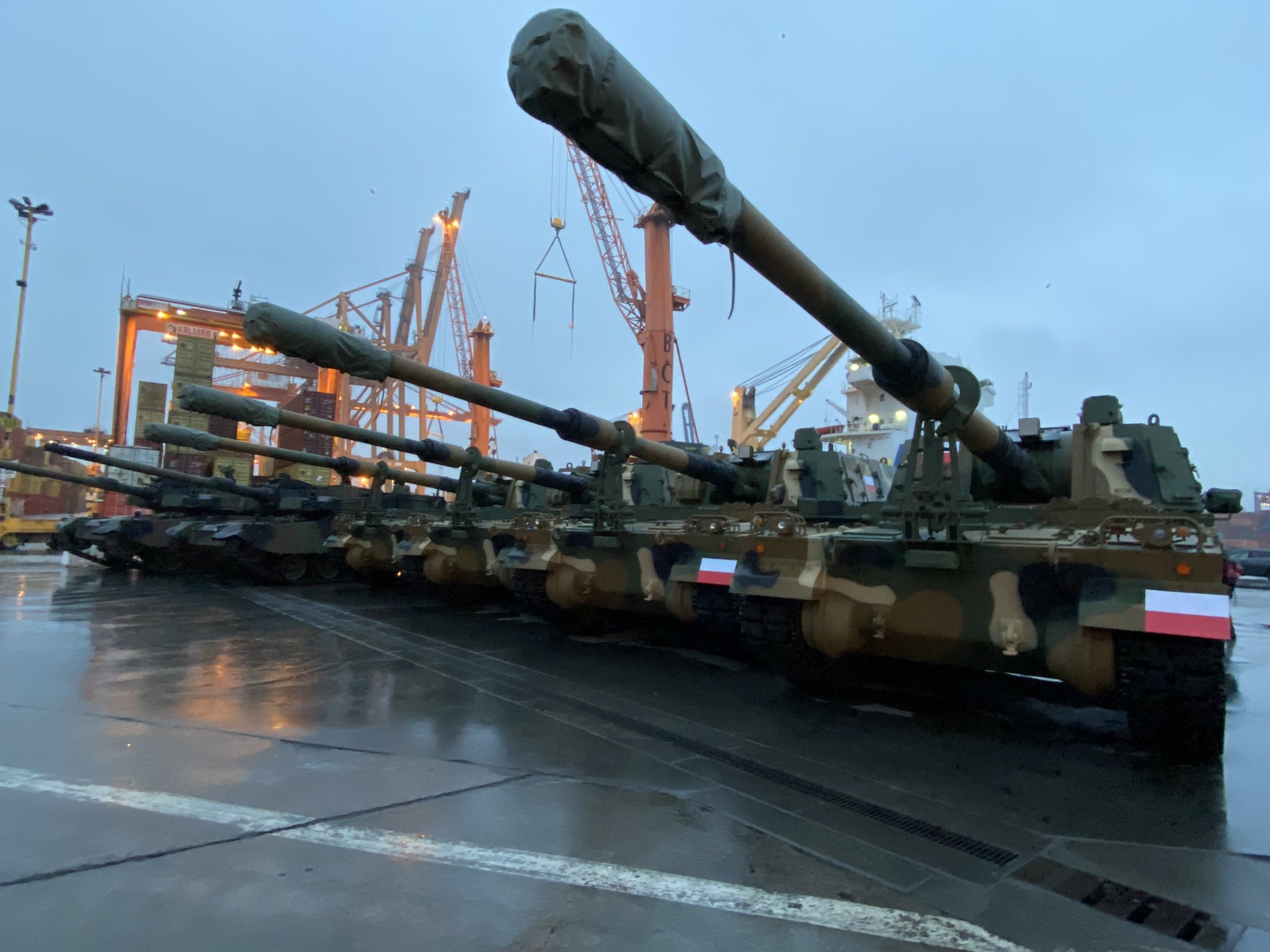 Poland received the first K2 tanks and K9 Thunder self-propelled guns ...