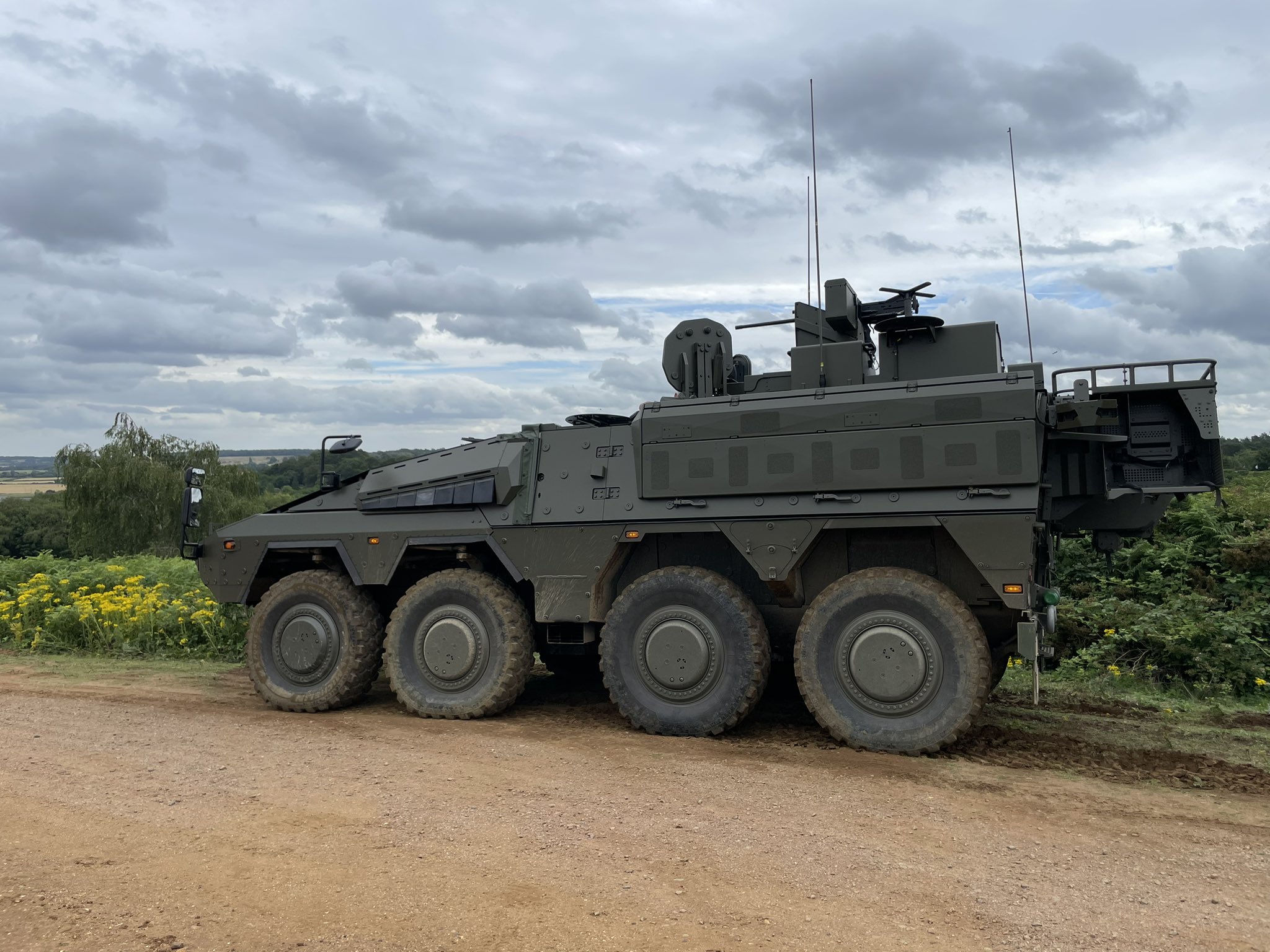Британська армія отримала перші бронетранспортери Boxer