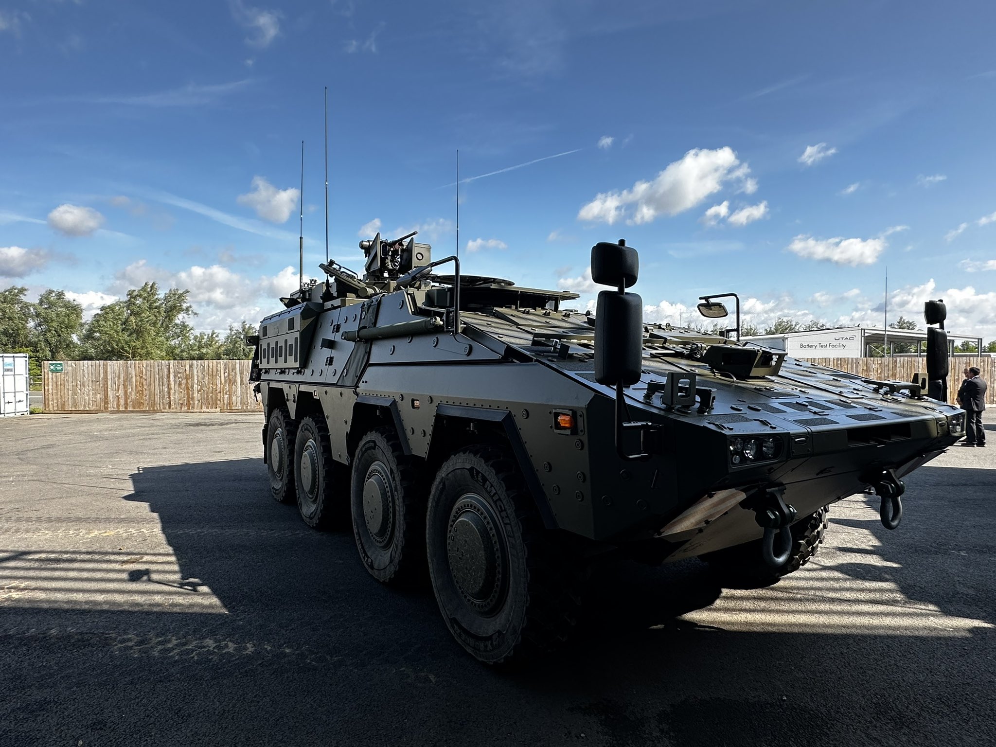 Британська армія отримала перші бронетранспортери Boxer