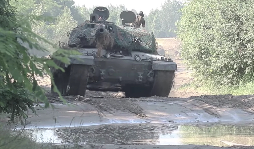 Challenger 2: Ukrainian paratroopers showcase a British tank in action ...