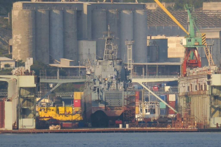 Olenegorsk Gornyak landing ship has a large hole in the port side ...