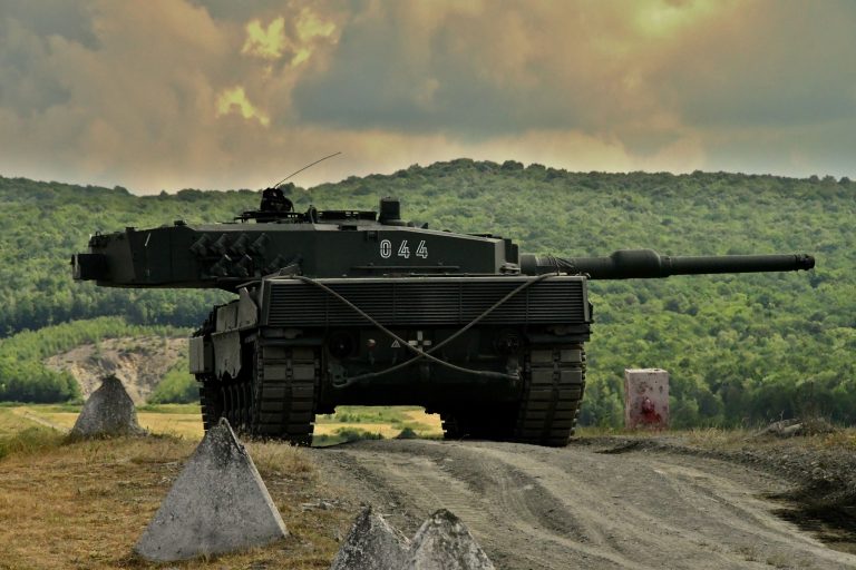 Czech Republic receives 14 Leopard 2A4 tanks from Germany - Militarnyi