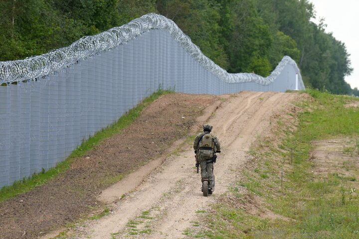 Latvia completes the construction of a fence on the border with Belarus ...