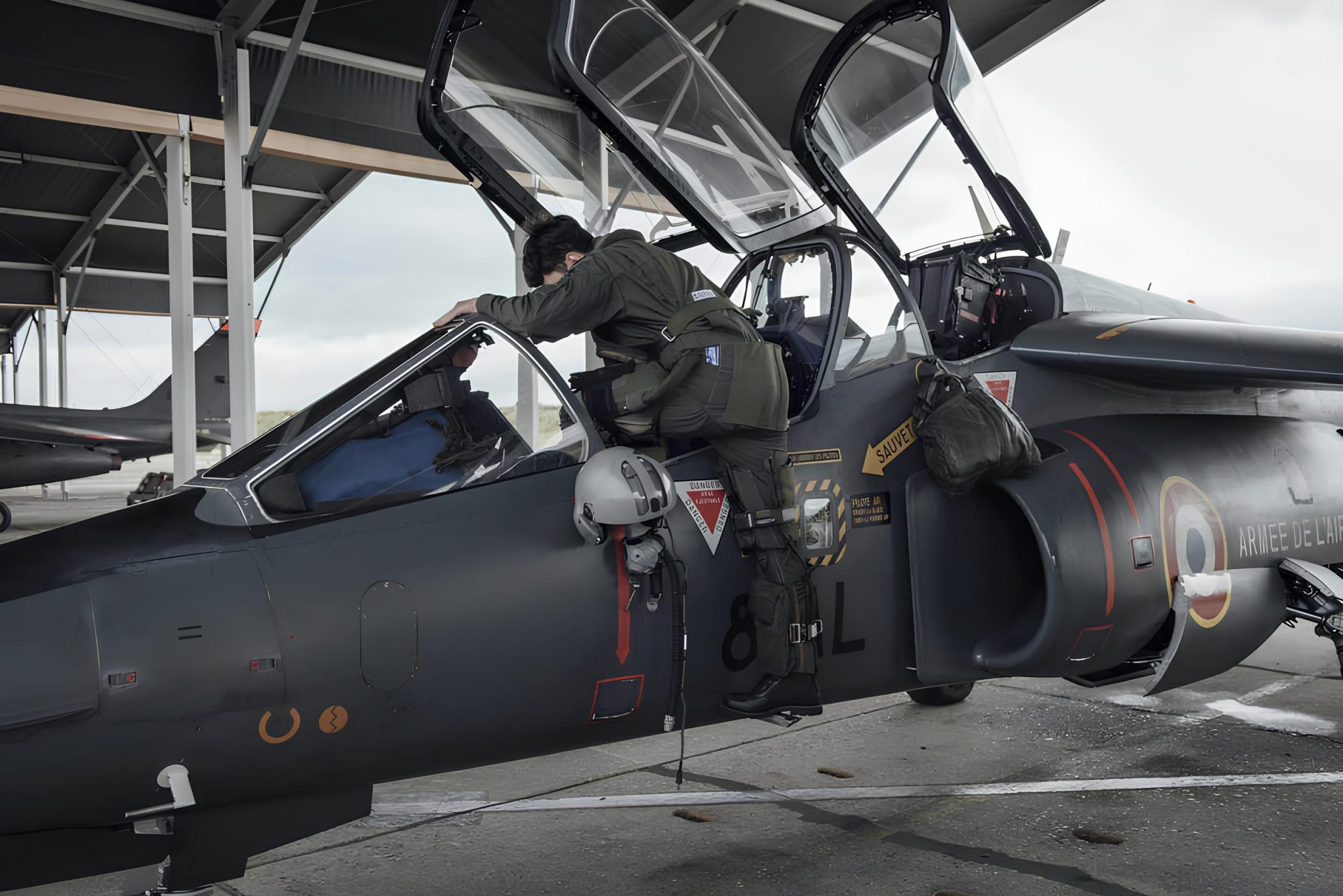 First Ukrainian pilots complete training on Alphajet jet trainers in France