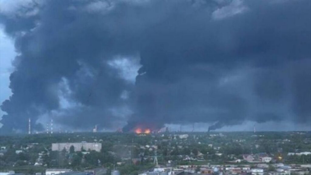 Reuters: Ukrainian Strikes Halt Nearly All Central Russian Oil Refineries
